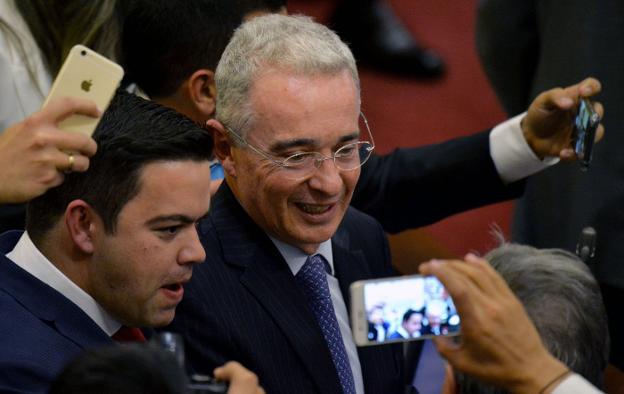 Uribe deja la política tras ser procesado por soborno y fraude | La Rioja