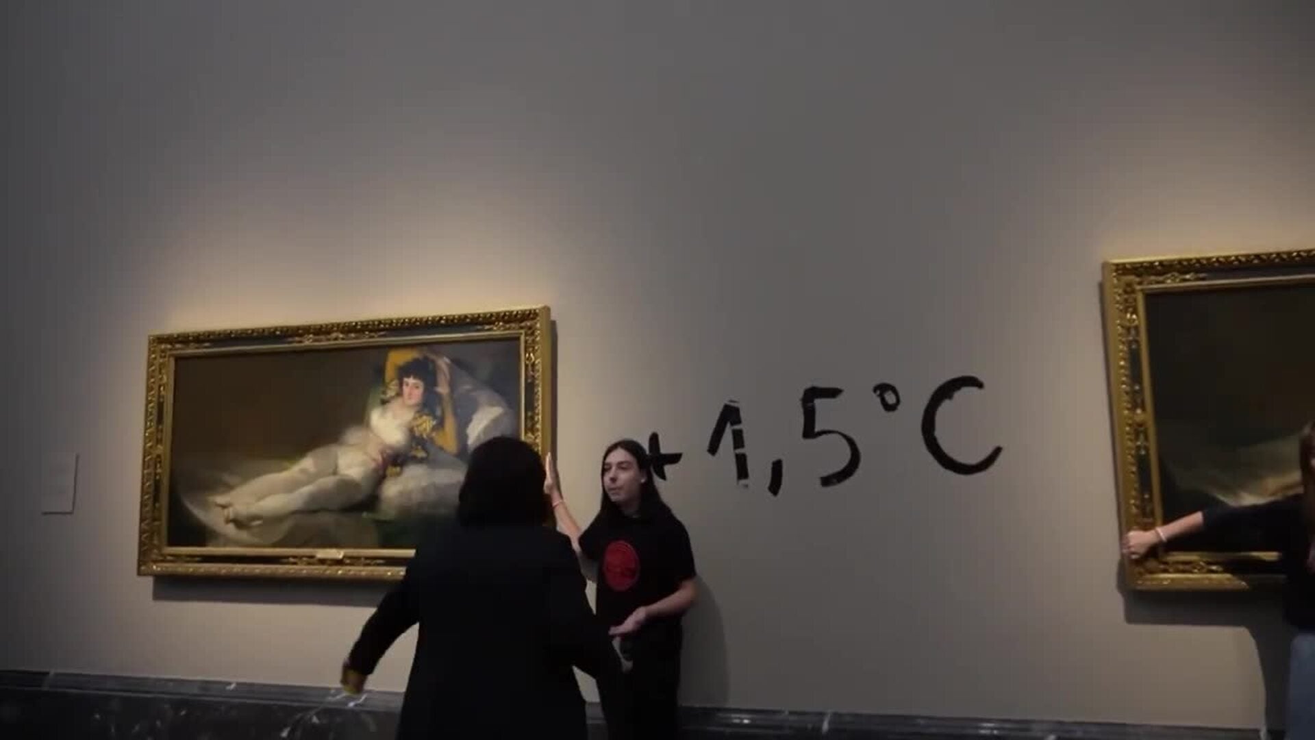 Dos Activistas Se Pegan A Los Marcos De Las Majas De Goya En El Museo