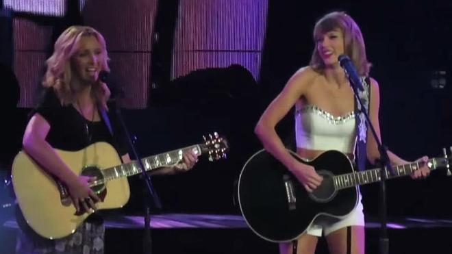 Taylor Swift canta 'Smelly cat' con Lisa Kudrow | La Rioja